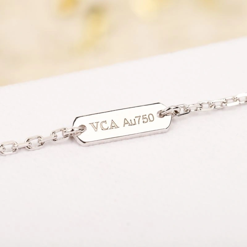 Indistinguishable Vca Necklaces