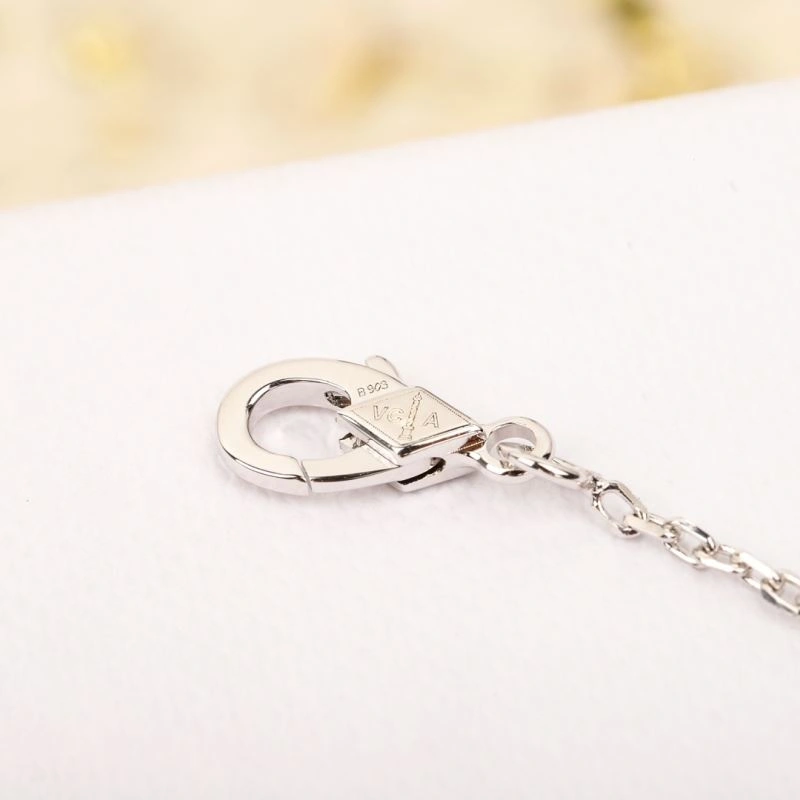 Indistinguishable Vca Necklaces