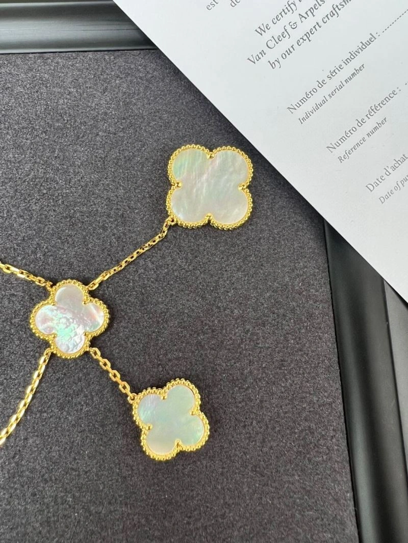 Accurate model Vca Necklaces