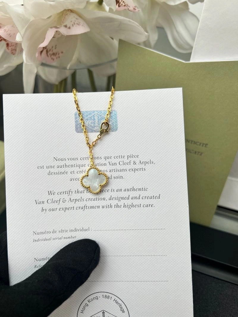 Accurate model Vca Necklaces