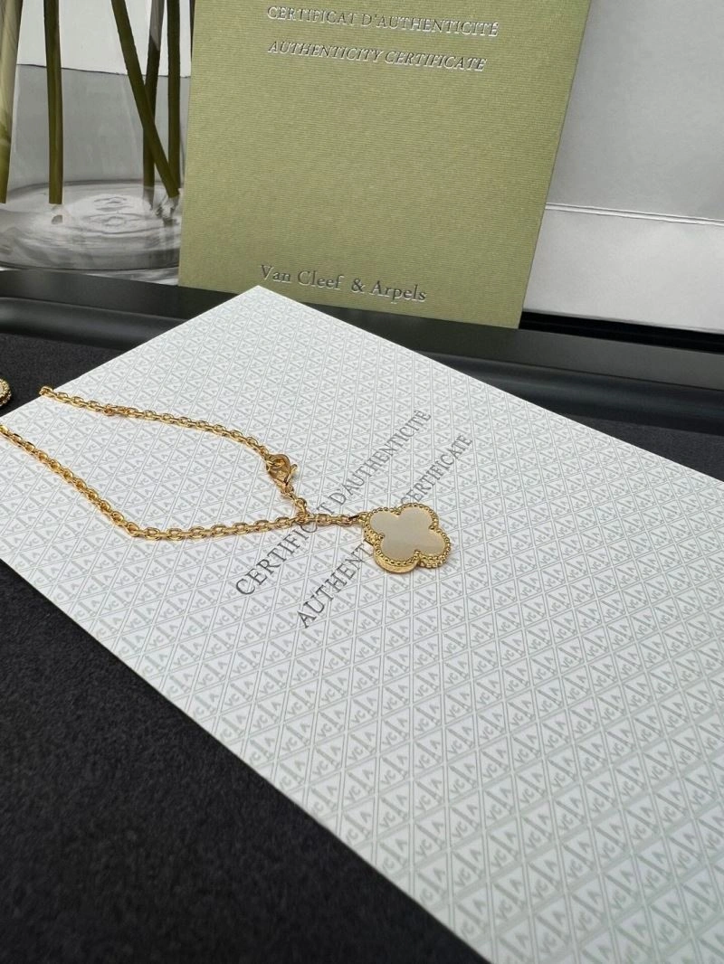 Accurate model Vca Necklaces