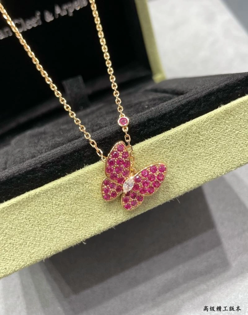 Indistinguishable Vca Necklaces