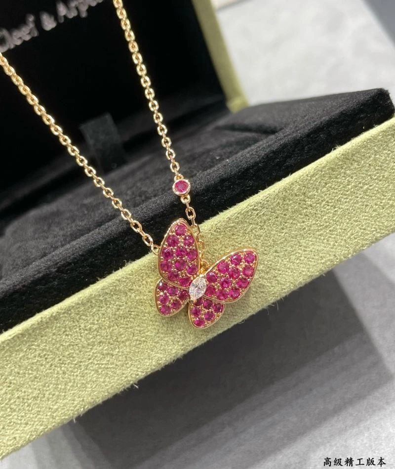 Indistinguishable Vca Necklaces