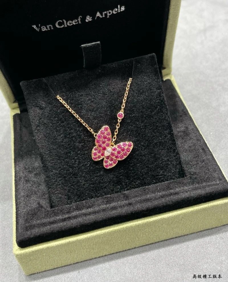 Indistinguishable Vca Necklaces