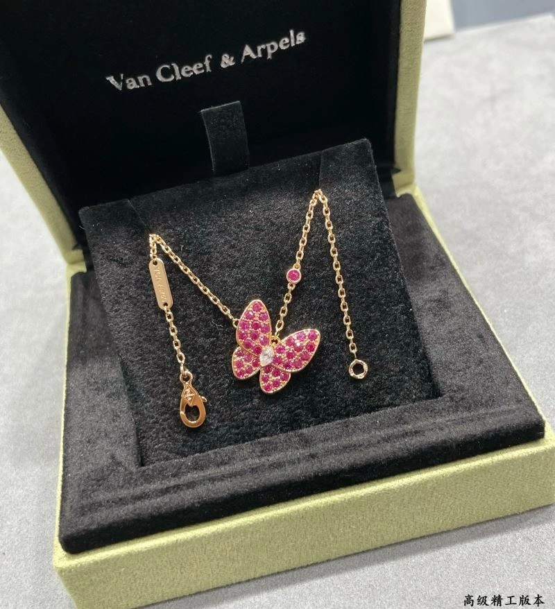 Indistinguishable Vca Necklaces