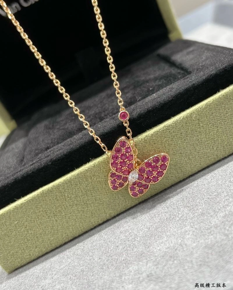 Indistinguishable Vca Necklaces
