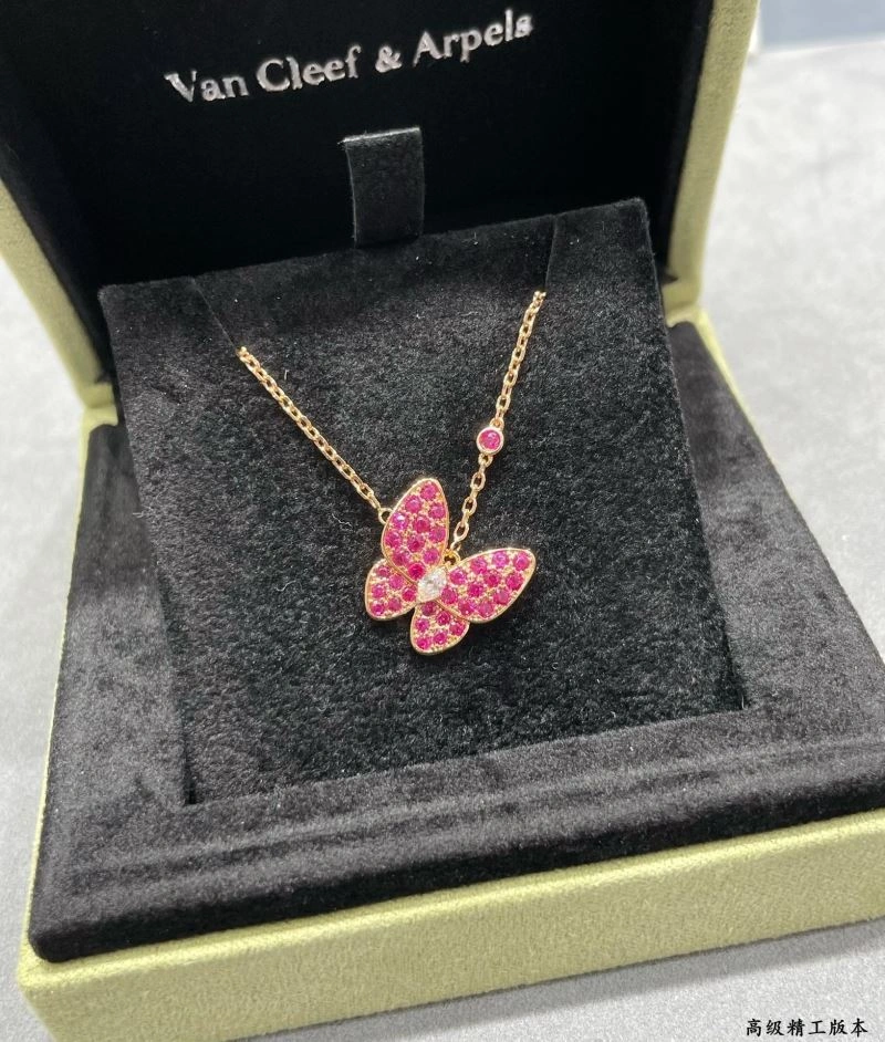 Indistinguishable Vca Necklaces