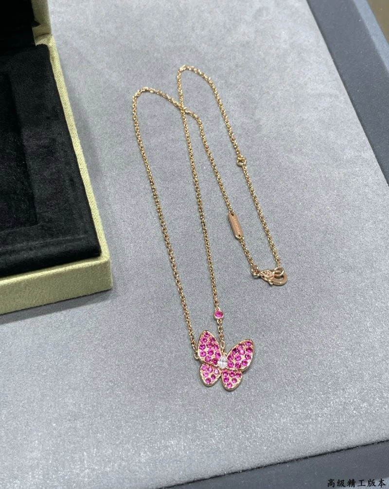 Indistinguishable Vca Necklaces