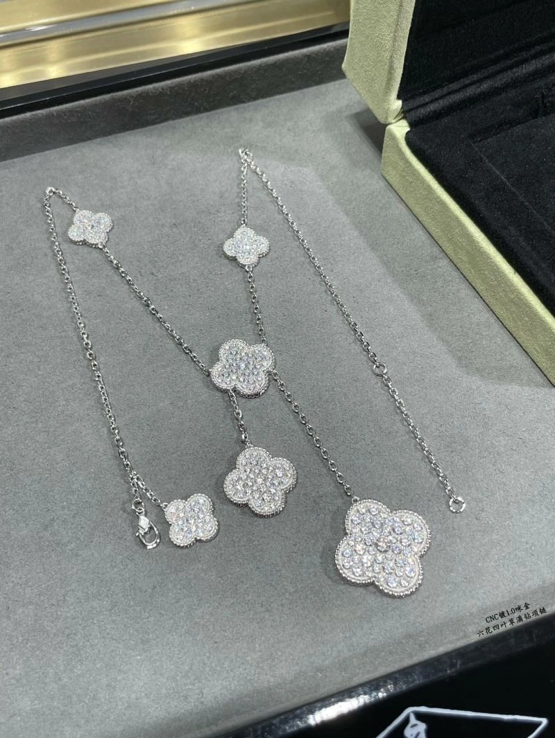 Indistinguishable Vca Necklaces