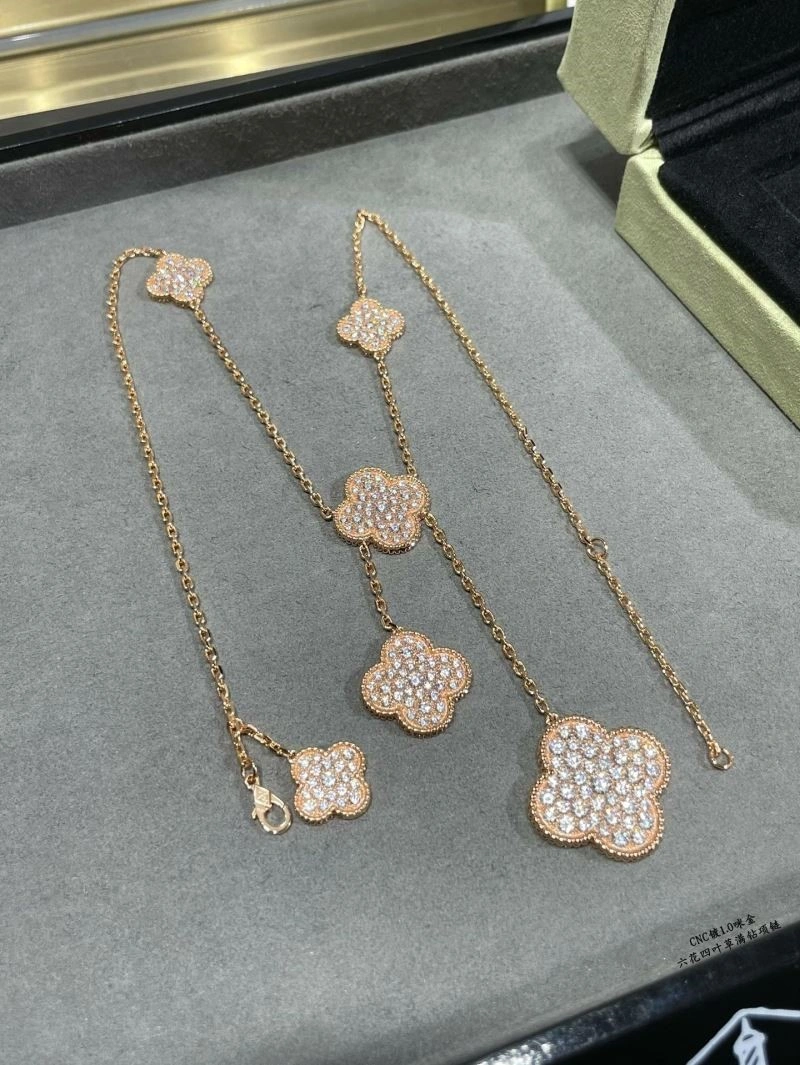 Indistinguishable Vca Necklaces