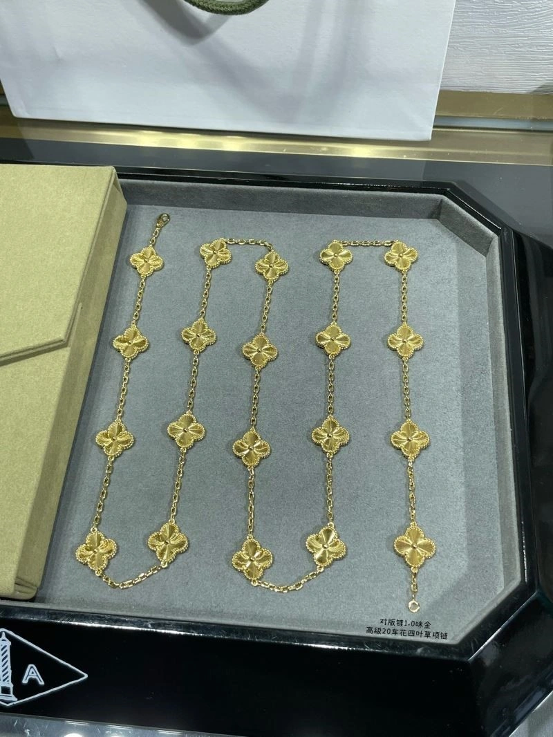 Indistinguishable Vca Necklaces