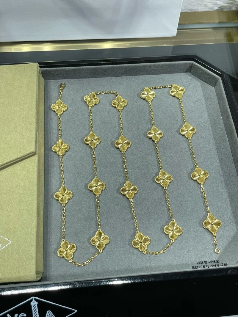 Indistinguishable Vca Necklaces