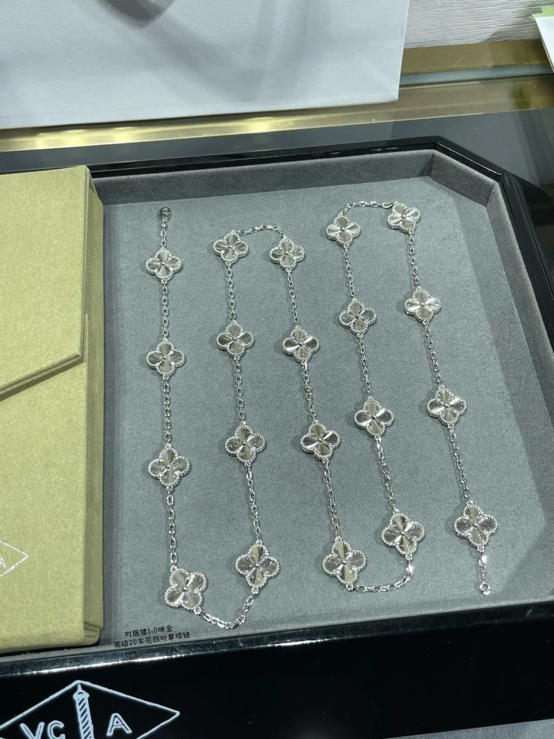 Indistinguishable Vca Necklaces