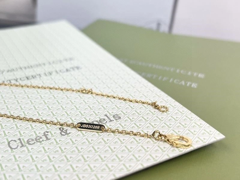 Factory-made Vca Necklaces