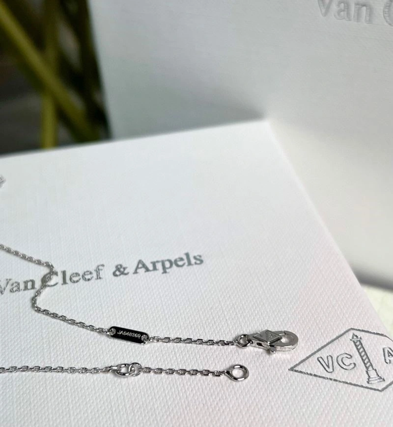Accurate model Vca Necklaces