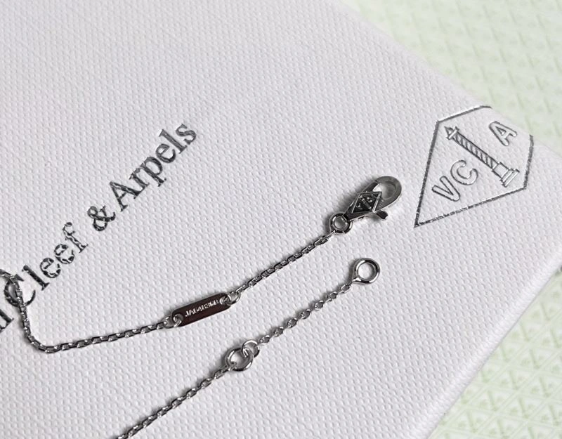 Accurate model Vca Necklaces
