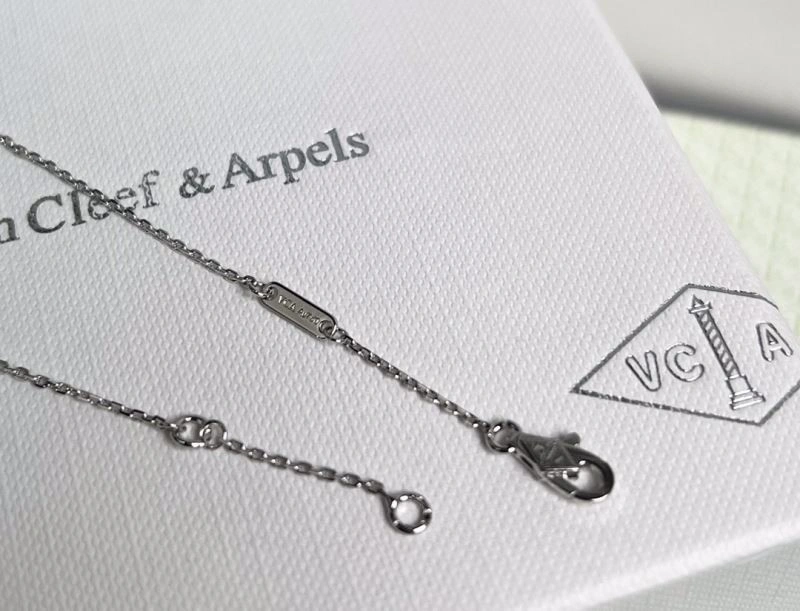 Accurate model Vca Necklaces