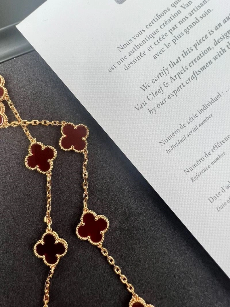 Accurate model Vca Necklaces