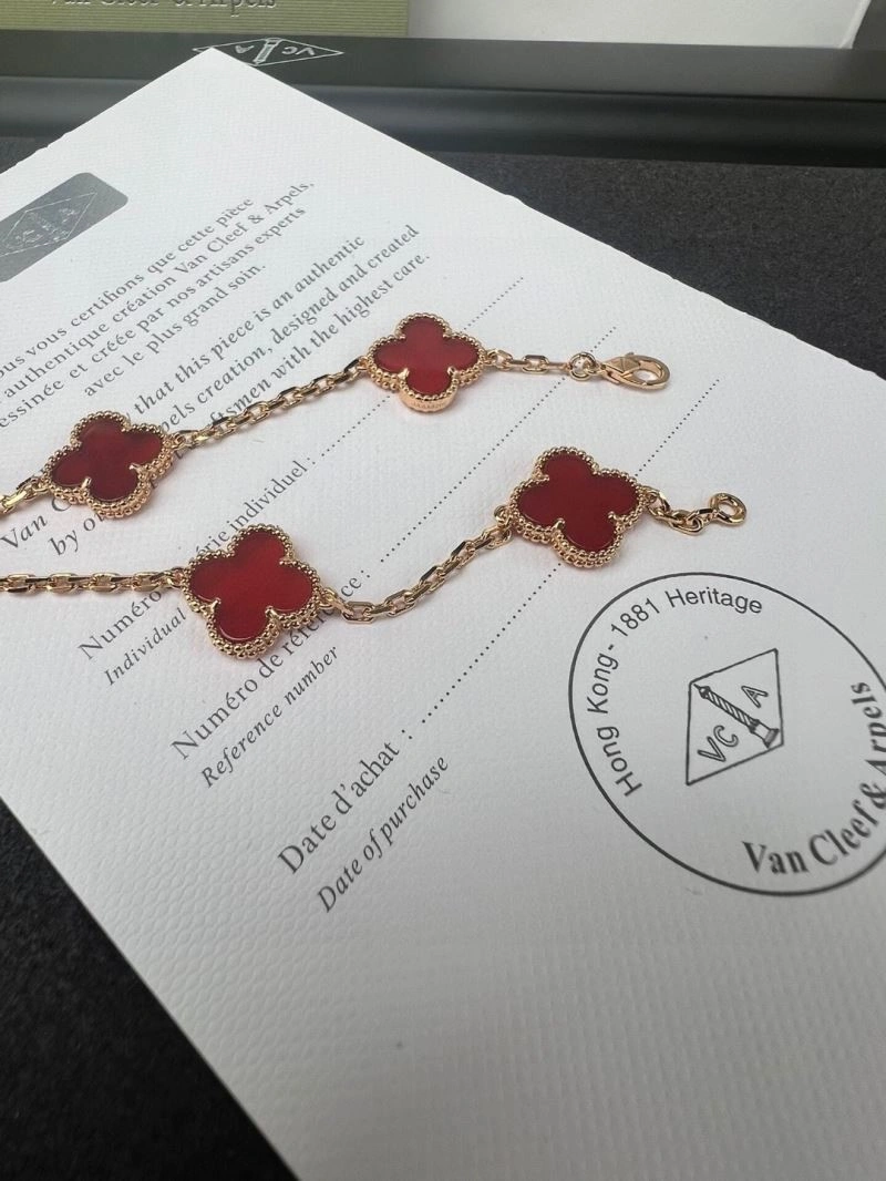 Accurate model Vca Necklaces