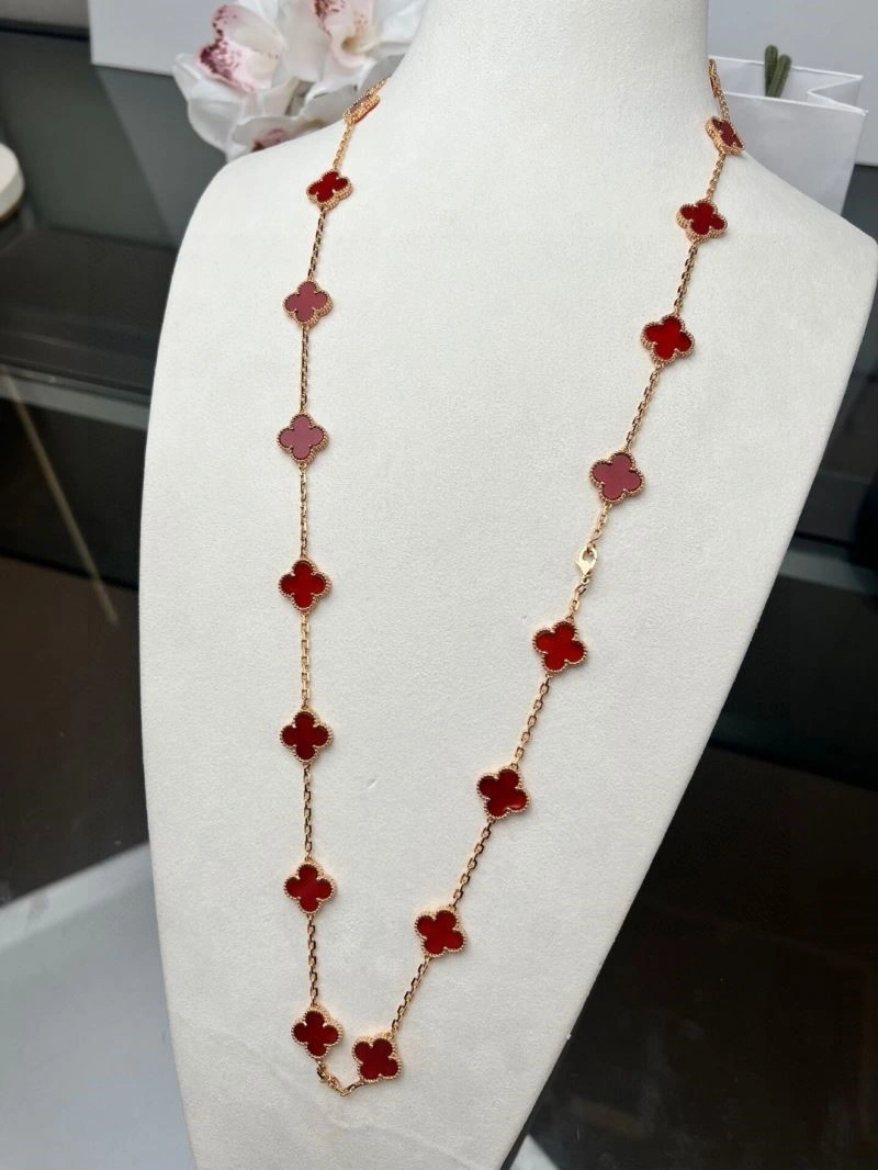 Accurate model Vca Necklaces
