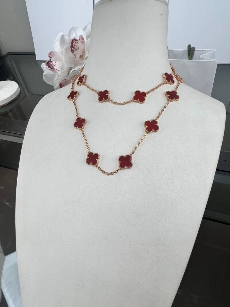 Accurate model Vca Necklaces