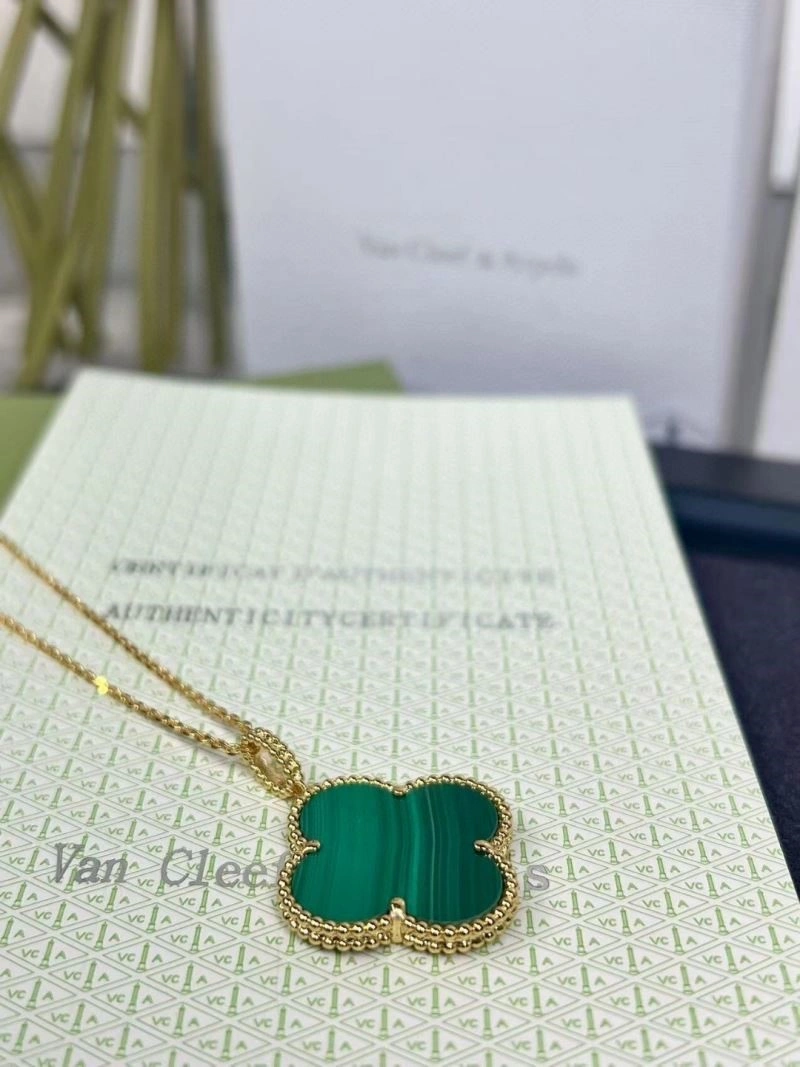 Indistinguishable Vca Necklaces