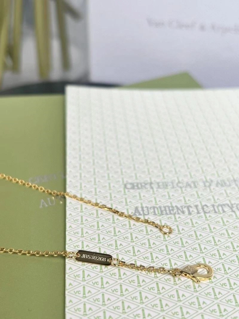 Indistinguishable Vca Necklaces