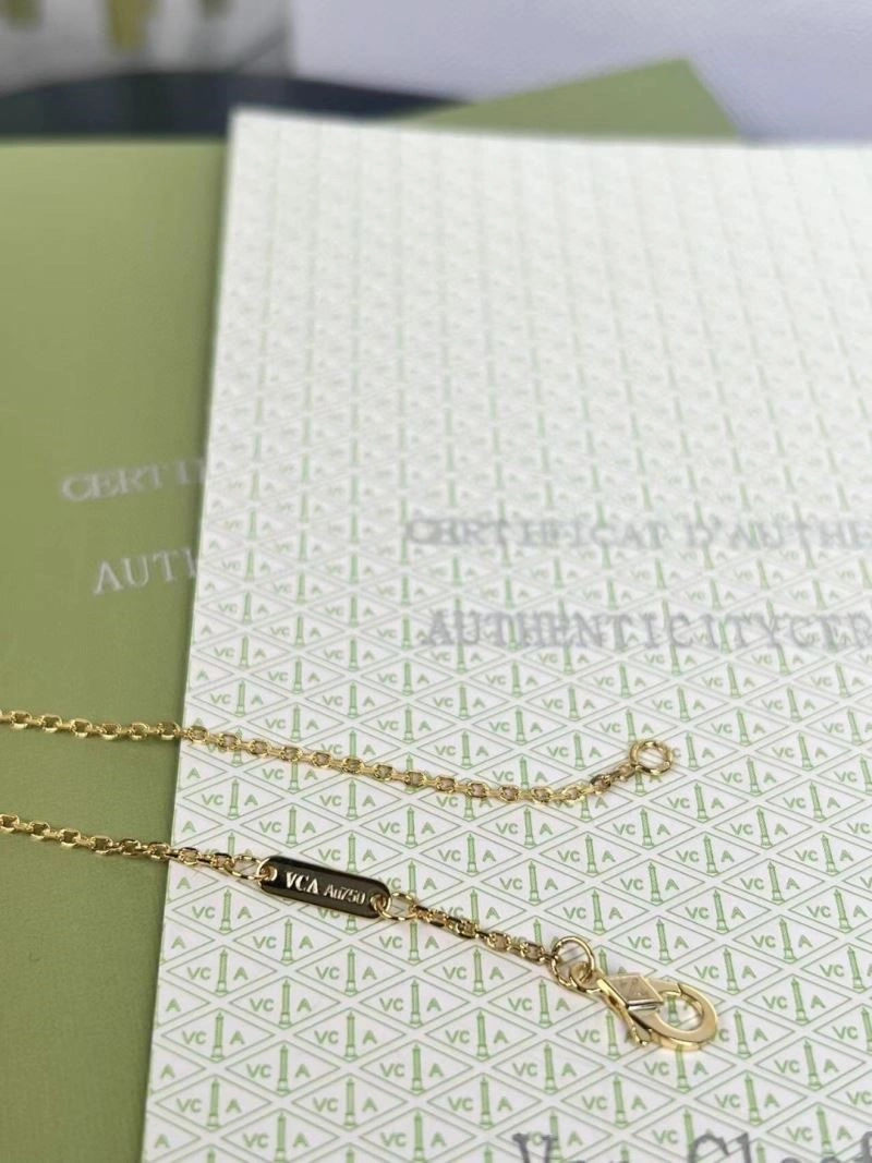 Indistinguishable Vca Necklaces