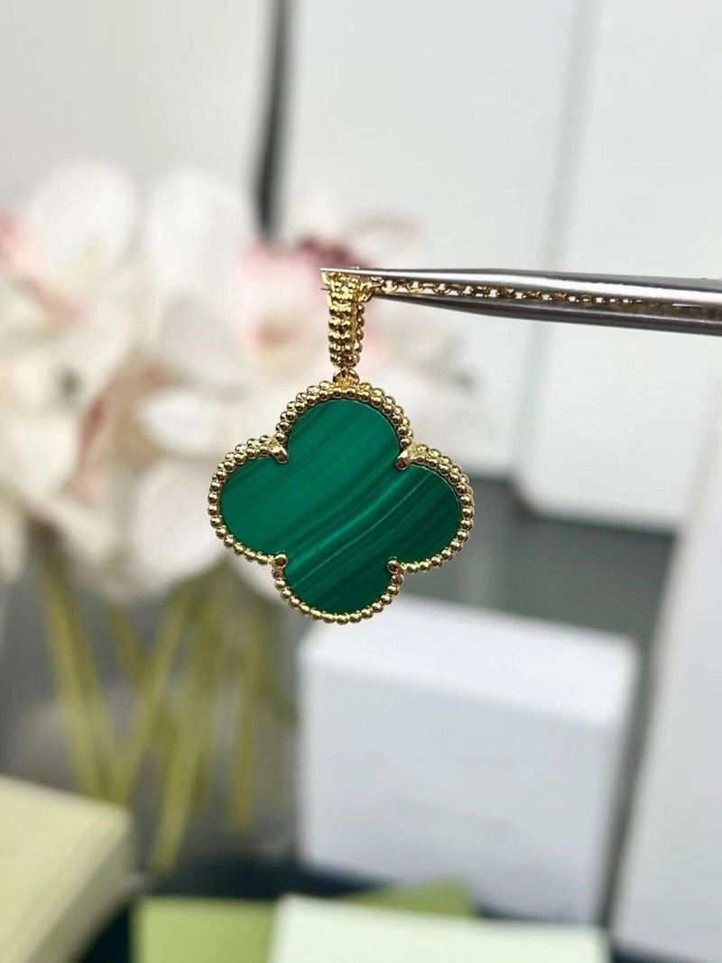 Indistinguishable Vca Necklaces