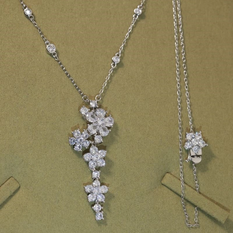 Accurate model Vca Necklaces