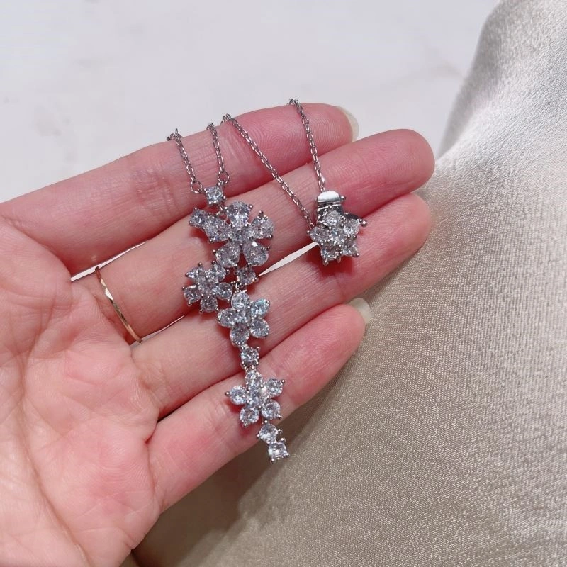 Accurate model Vca Necklaces