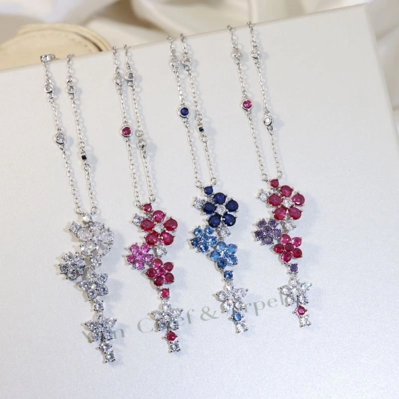 Accurate model Vca Necklaces