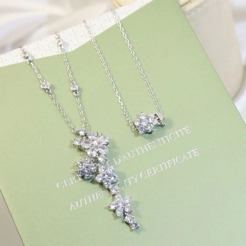Accurate model Vca Necklaces