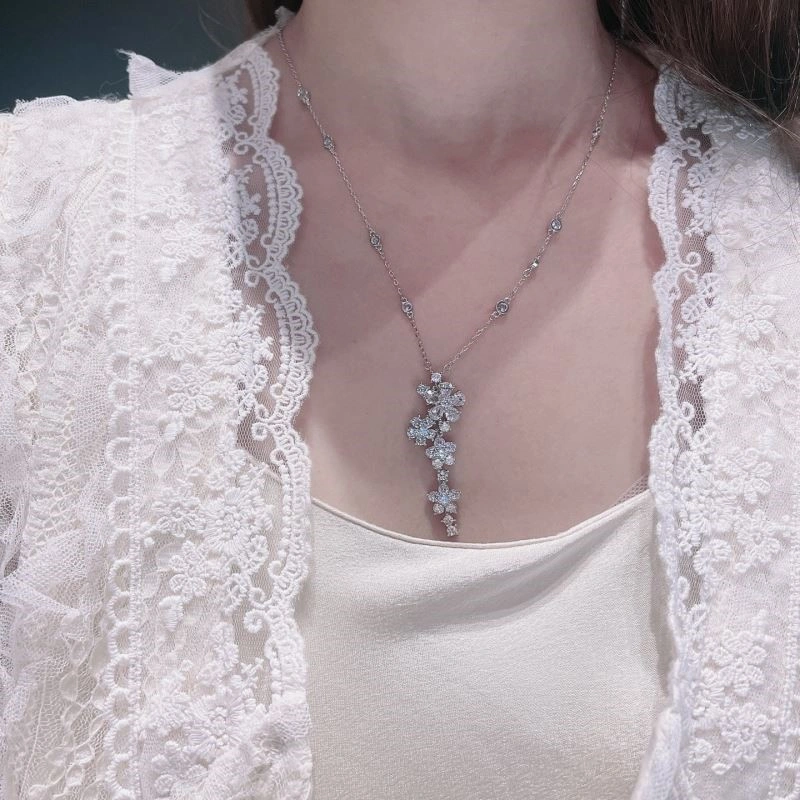 Accurate model Vca Necklaces