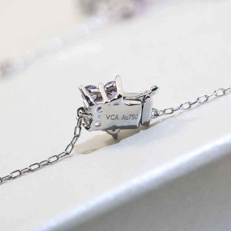 Accurate model Vca Necklaces