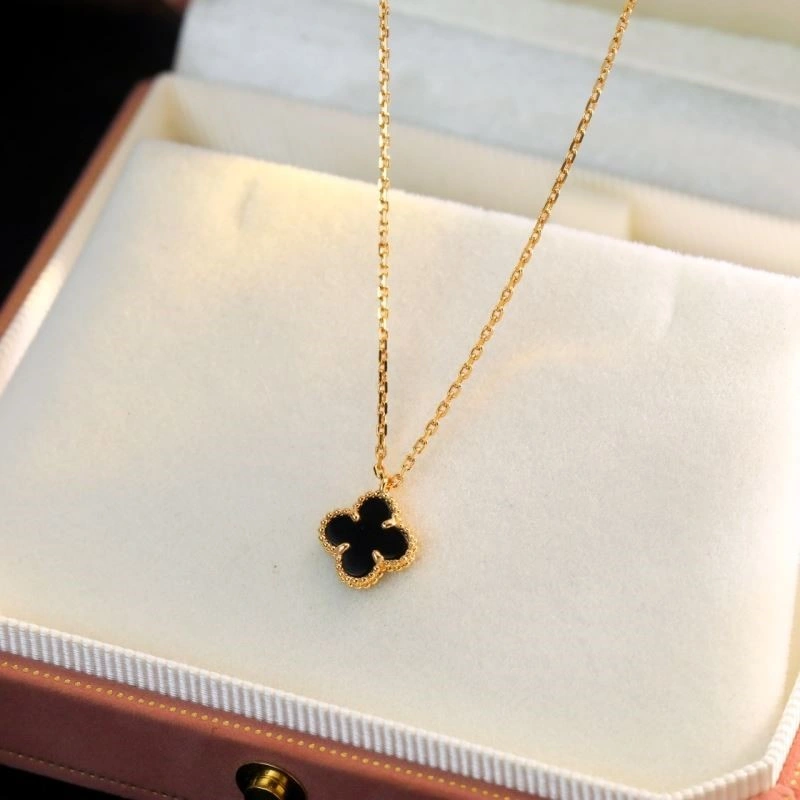 Indistinguishable Vca Necklaces