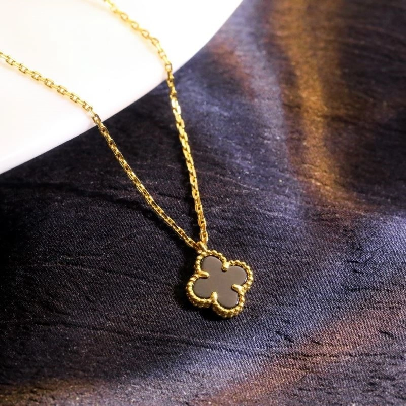 Indistinguishable Vca Necklaces