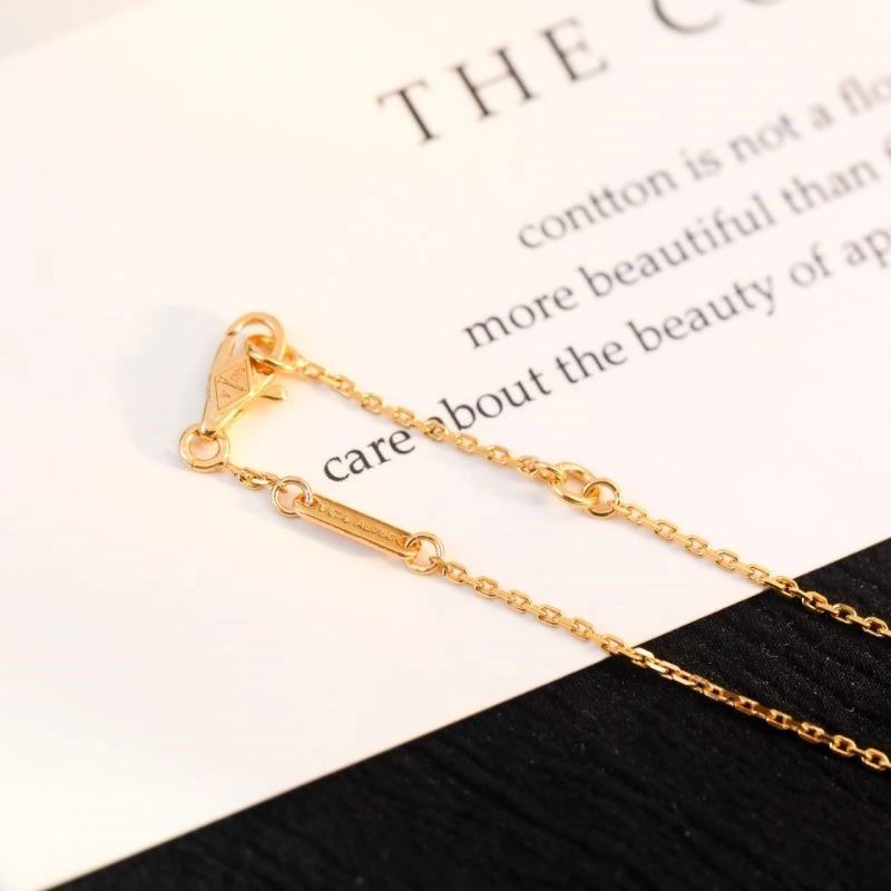 Indistinguishable Vca Necklaces