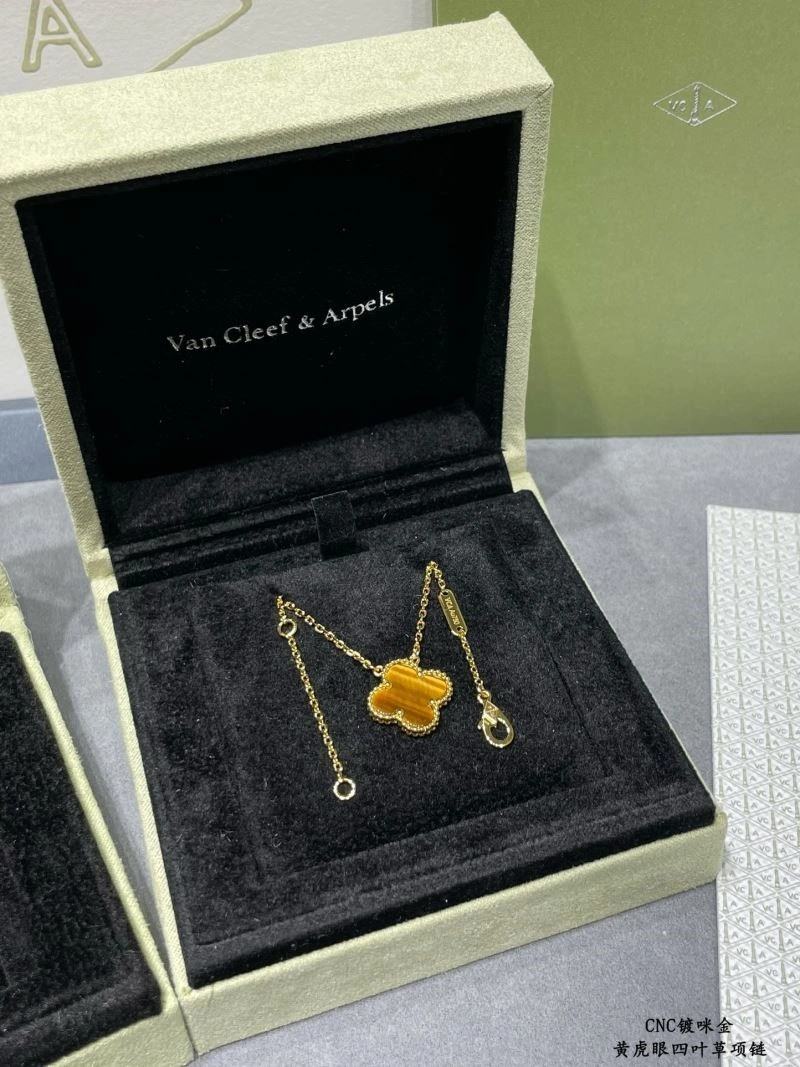 Accurate model Vca Necklaces