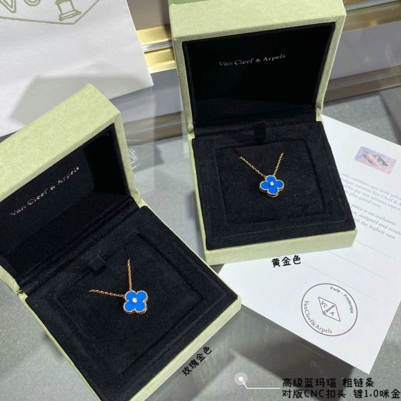 Accurate model Vca Necklaces