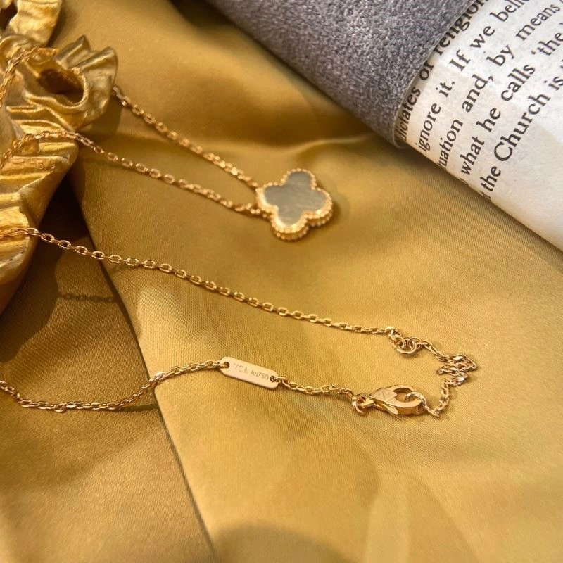 Exact replica Vca Necklaces