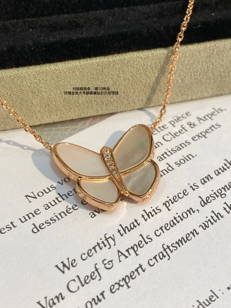 Indistinguishable Vca Necklaces