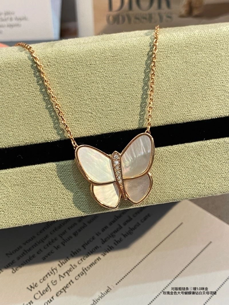 Indistinguishable Vca Necklaces