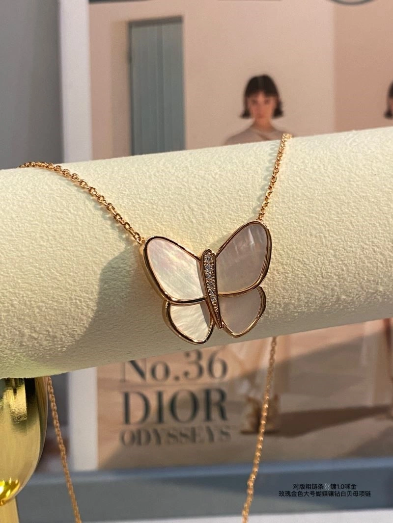 Indistinguishable Vca Necklaces