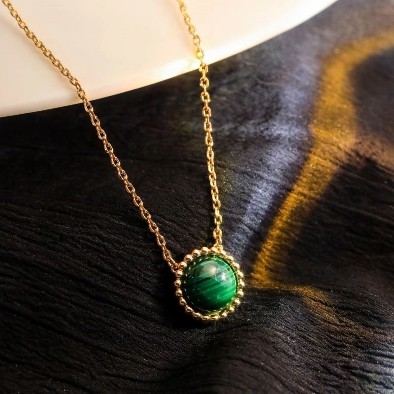 Indistinguishable Vca Necklaces