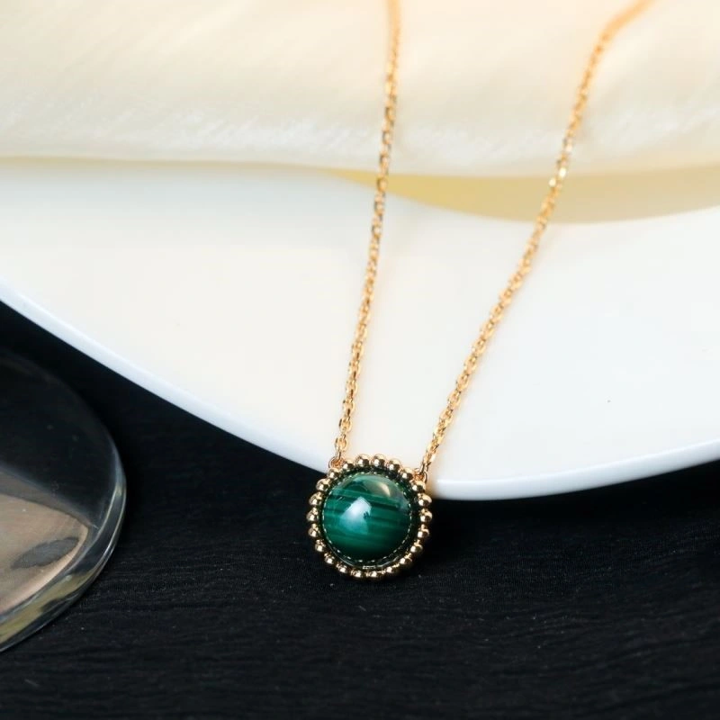 Indistinguishable Vca Necklaces