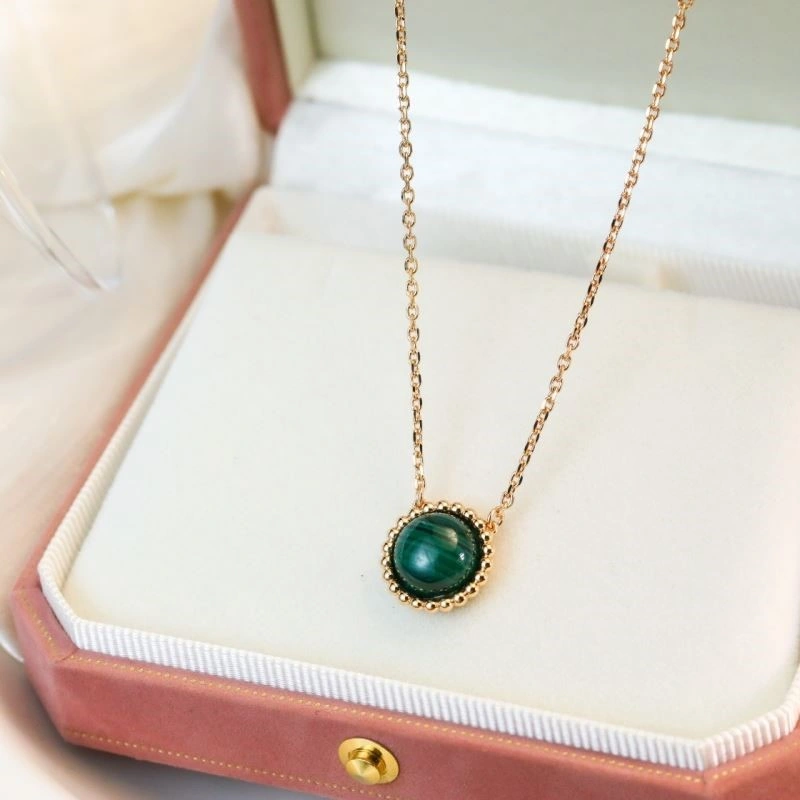 Indistinguishable Vca Necklaces