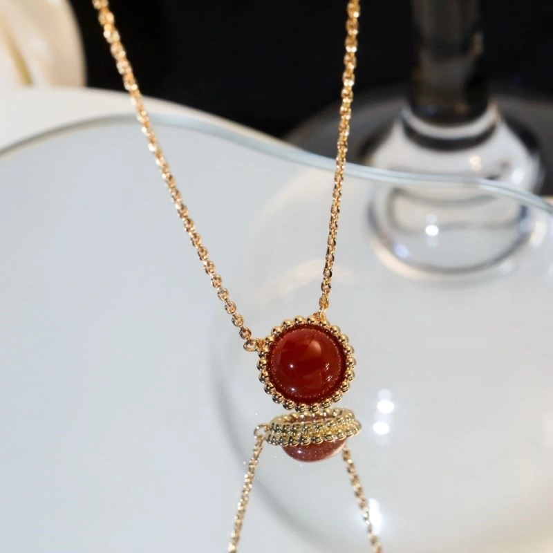 Indistinguishable Vca Necklaces