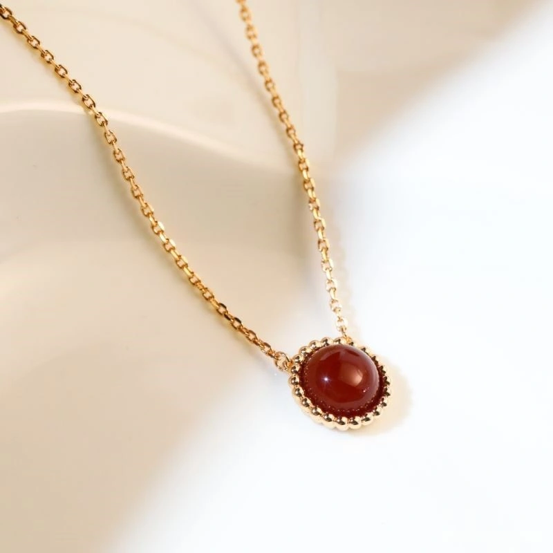 Indistinguishable Vca Necklaces