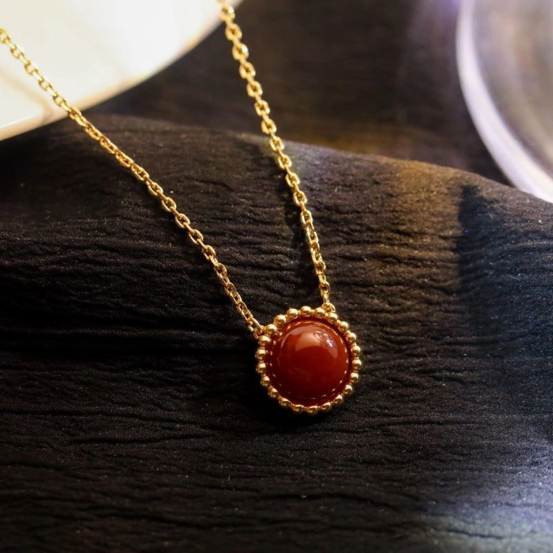 Indistinguishable Vca Necklaces